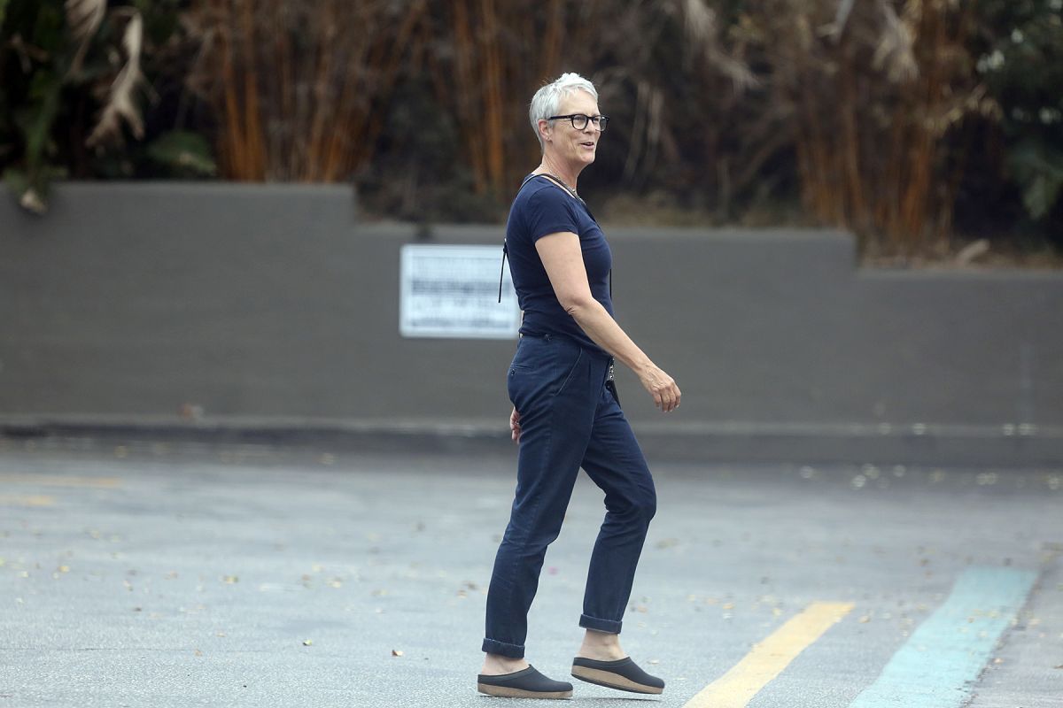 JAMIE LEE CURTIS Out in Pacific Palisades 07/26/2018 – HawtCelebs