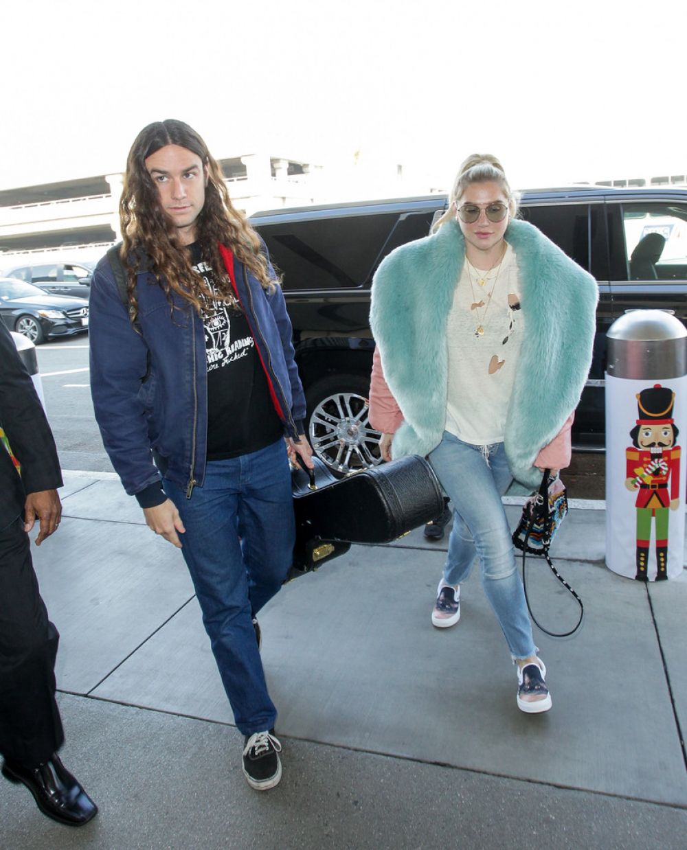 KESHA SEBERT at Los Angeles International Airport 12/21/2018 – HawtCelebs