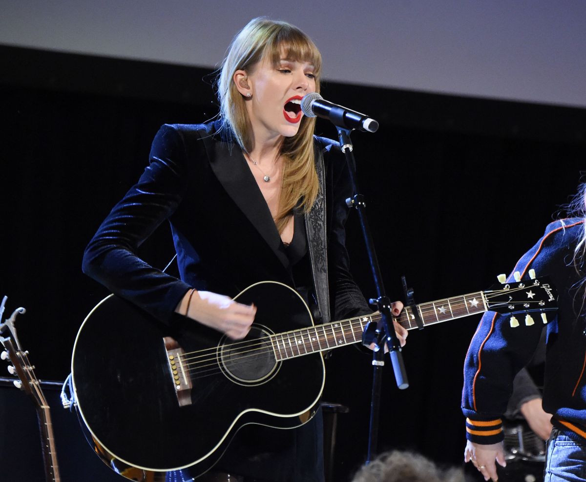 TAYLOR SWIFT Performs at Ally Coalition Talent Show in New York 12/05 ...