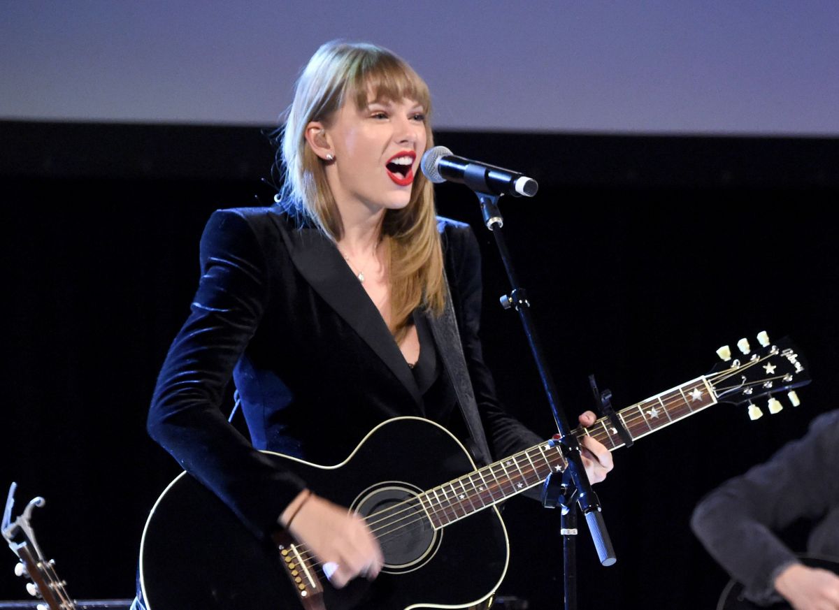 TAYLOR SWIFT Performs at Ally Coalition Talent Show in New York 12/05 ...