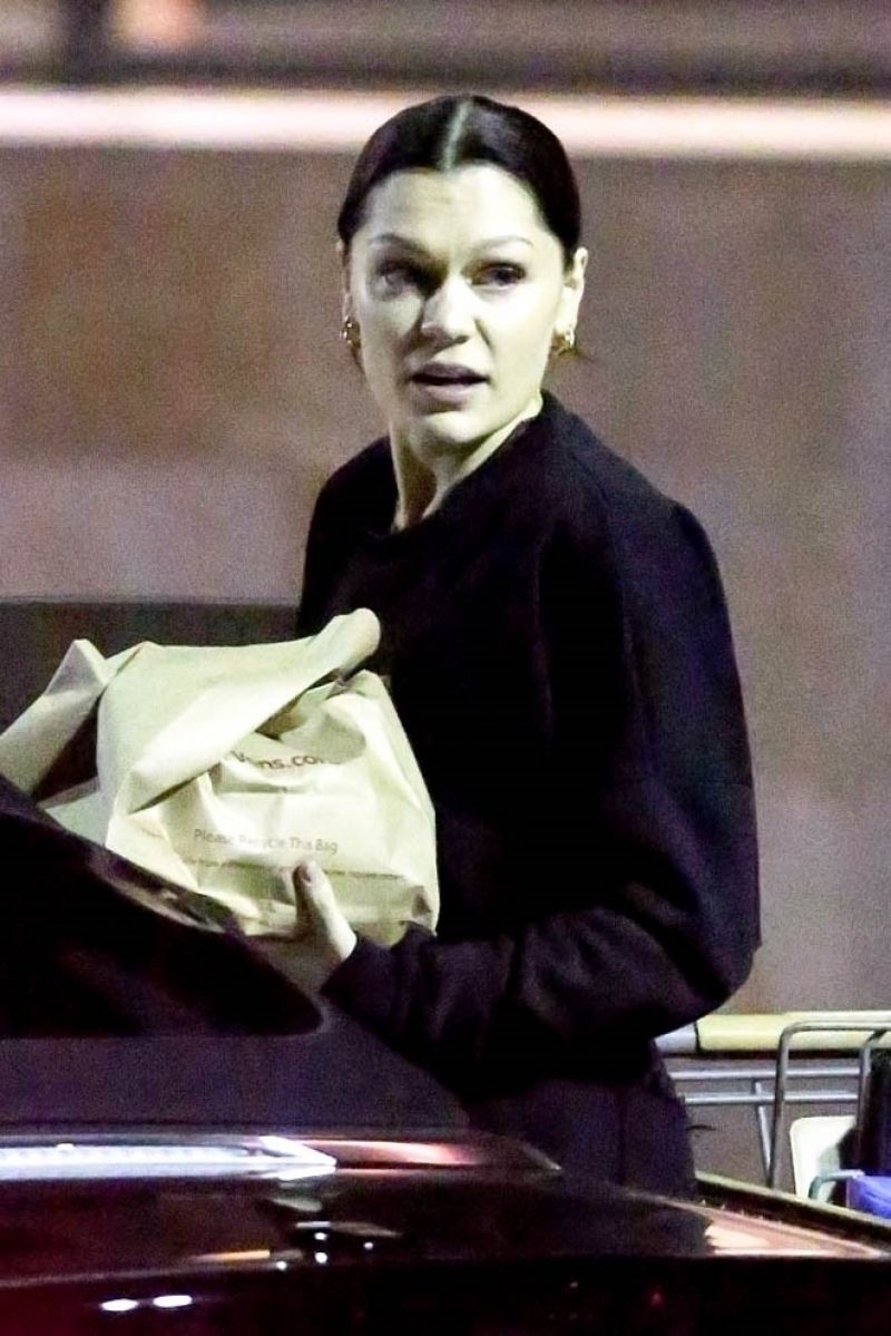 JESSIE J Out in Los Angeles 01/17/2019 – HawtCelebs