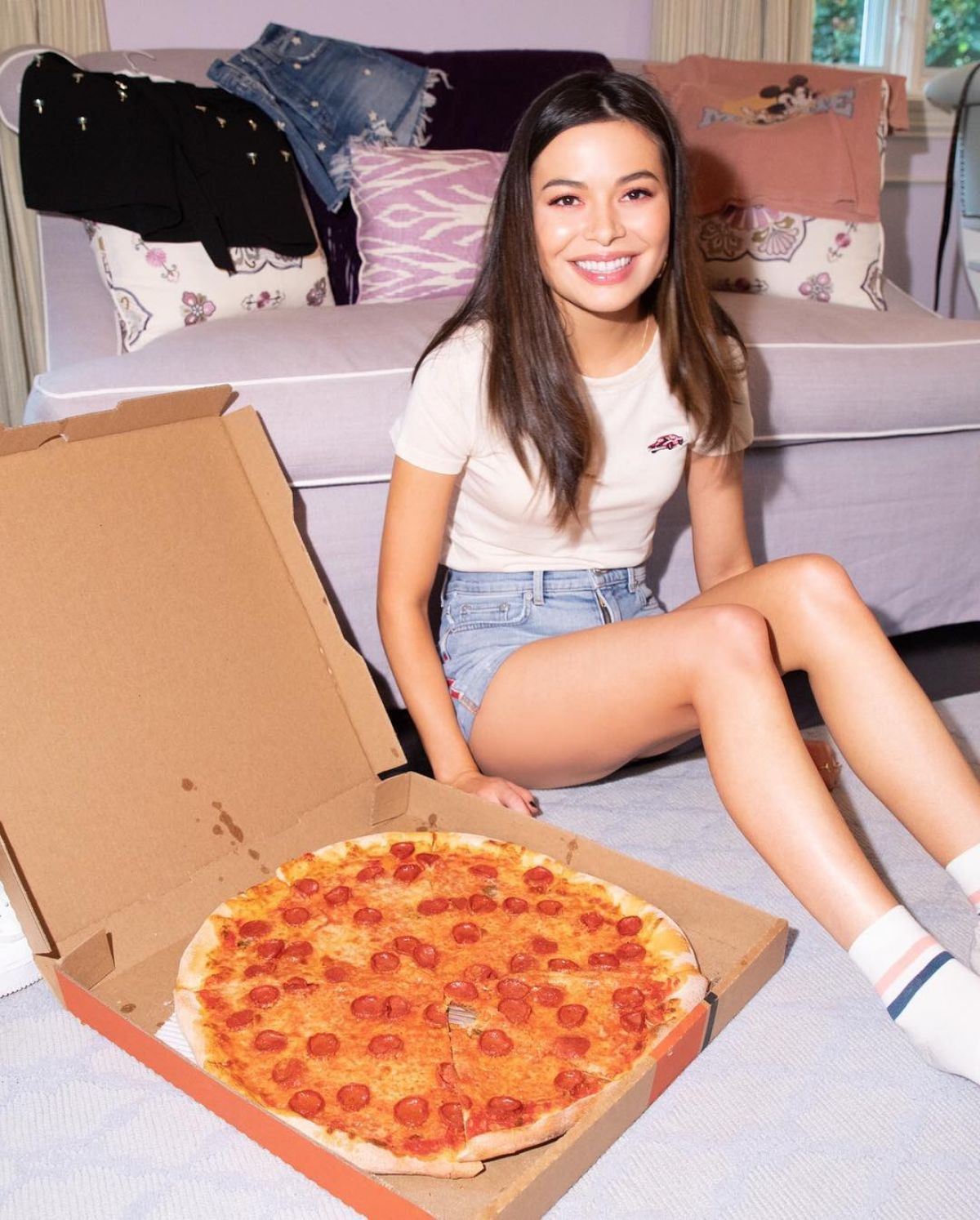 MIRANDA COSGROVE On The Set Of A Photoshoot April 2019 HawtCelebs MIRANDA COSGROVE On The Set Of A Photoshoot April 2019 HawtCelebs