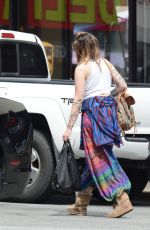PARIS JACKSON Shopping at Smoke Shop on Sunset Strip 04/08/2019 ...