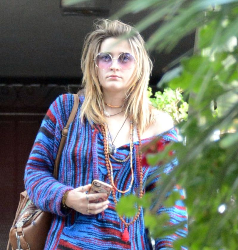 PARIS JACKSON Shopping at Smoke Shop on Sunset Strip 04/08/2019 ...