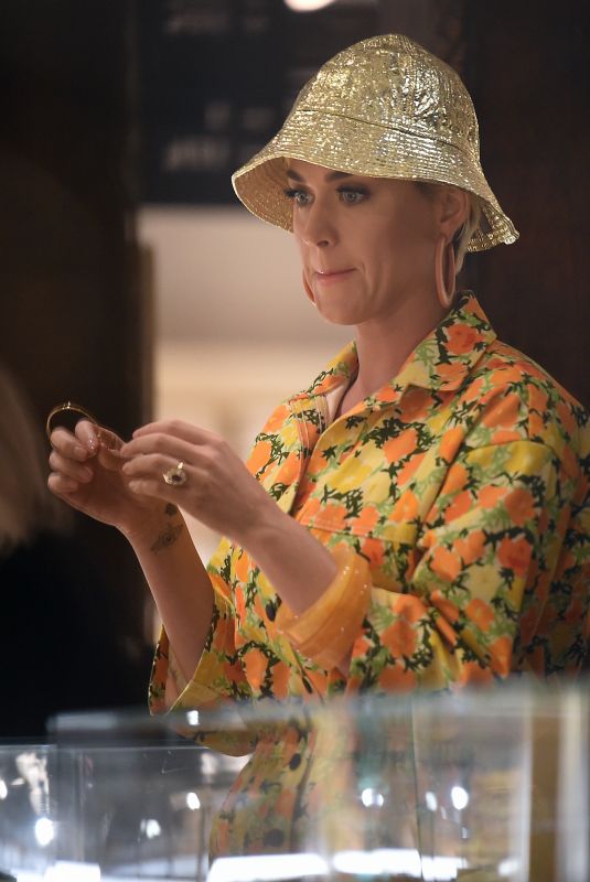 KATY PERRY Shopping for Jewellery at Liberty London 05/01/2019 – HawtCelebs