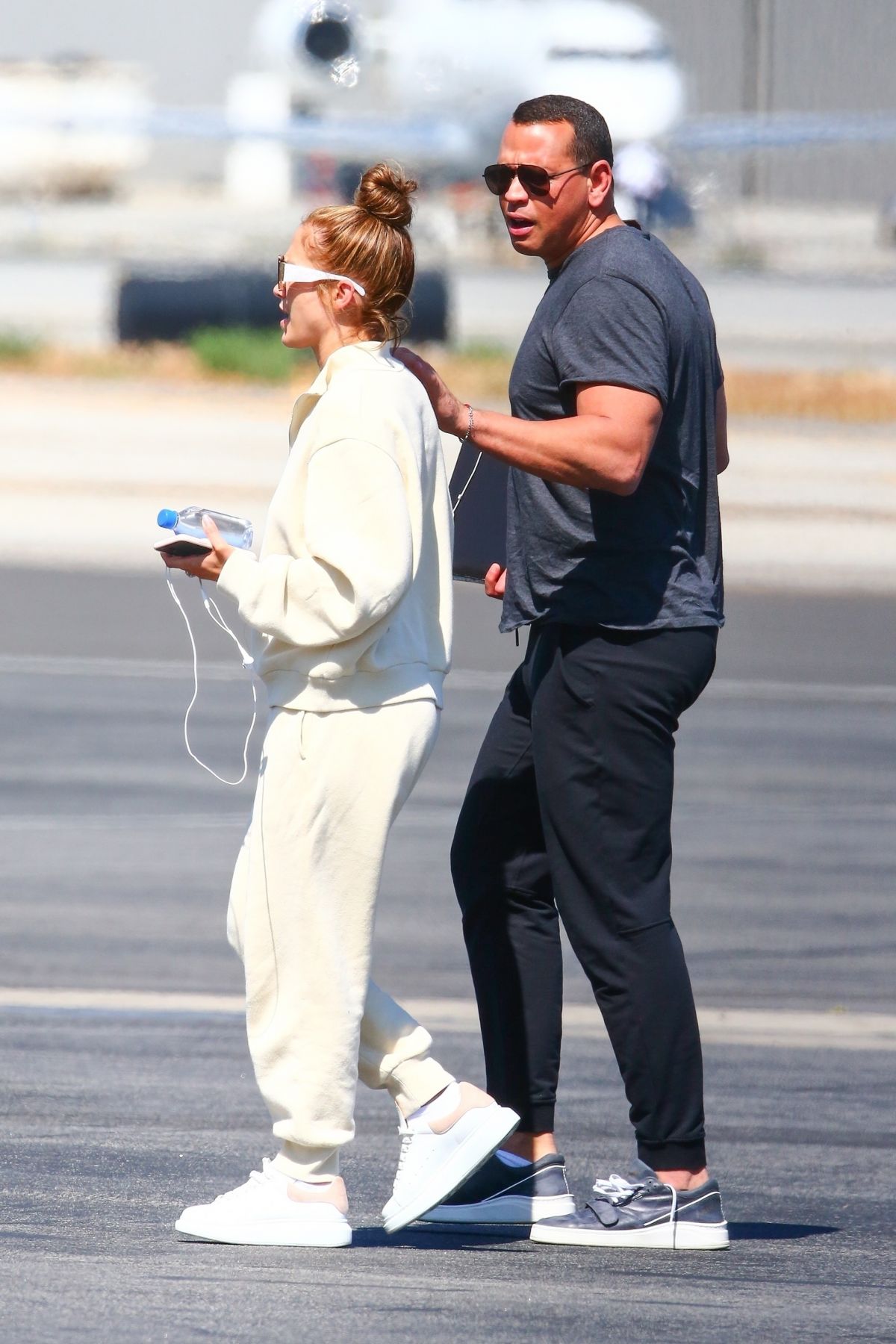 JENNIFER LOPEZ and Alex Rodriguez Arrives at a Private Jet in Los ...