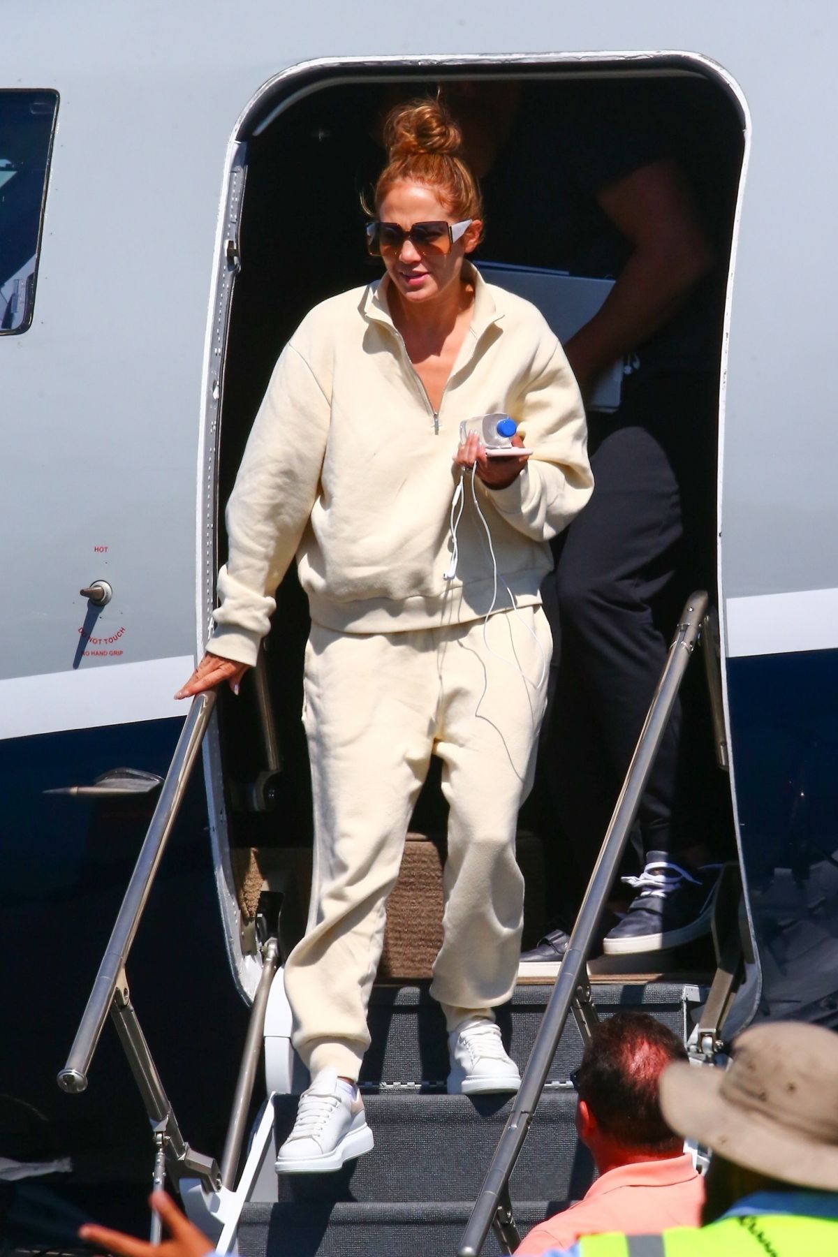 JENNIFER LOPEZ and Alex Rodriguez Arrives at a Private Jet in Los ...