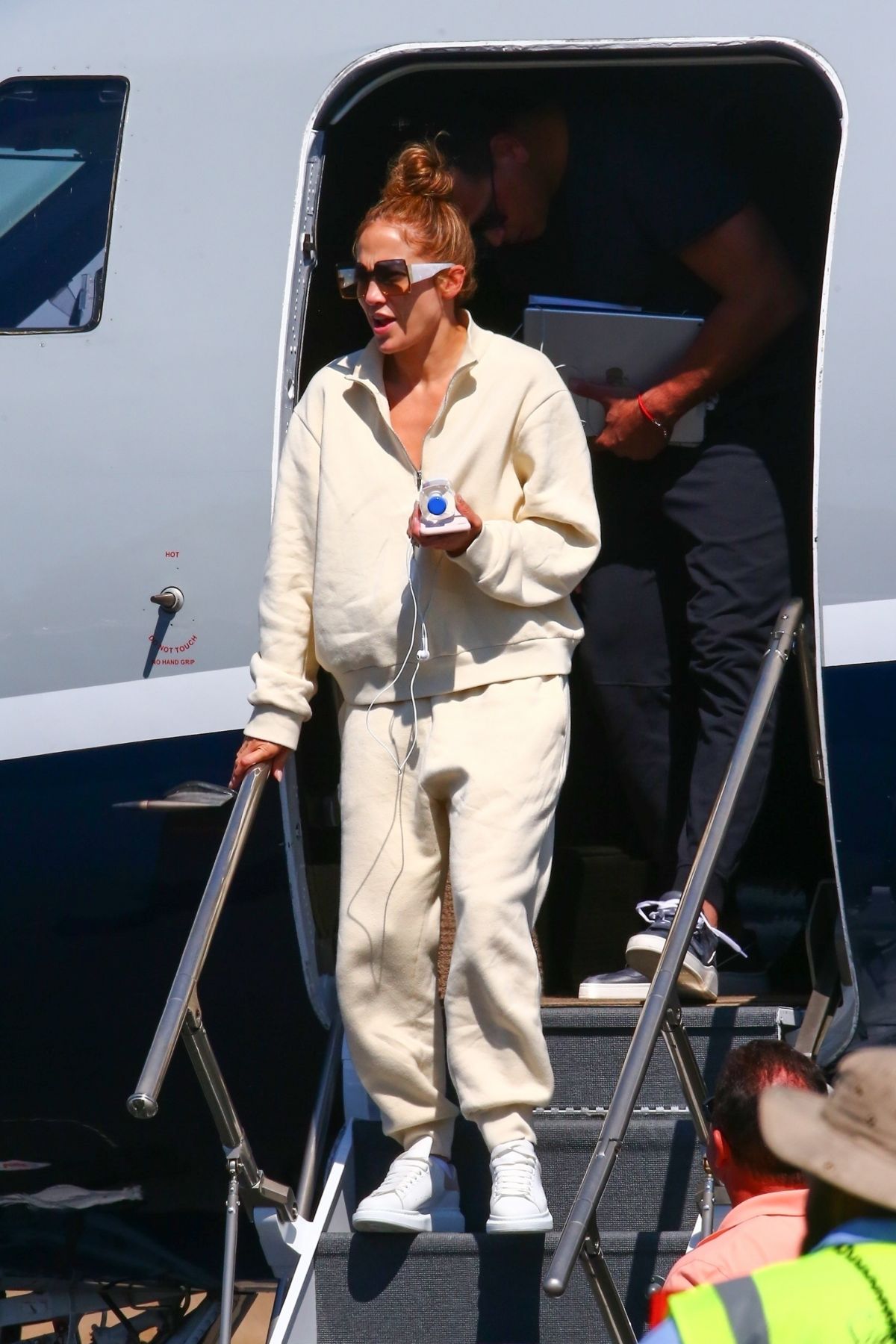JENNIFER LOPEZ and Alex Rodriguez Arrives at a Private Jet in Los ...