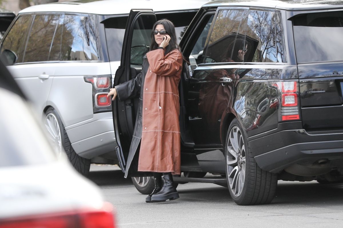 KOURTNEY KARDASHIAN Arrives at Kris Jenner’s Office in Los Angeles 01 ...