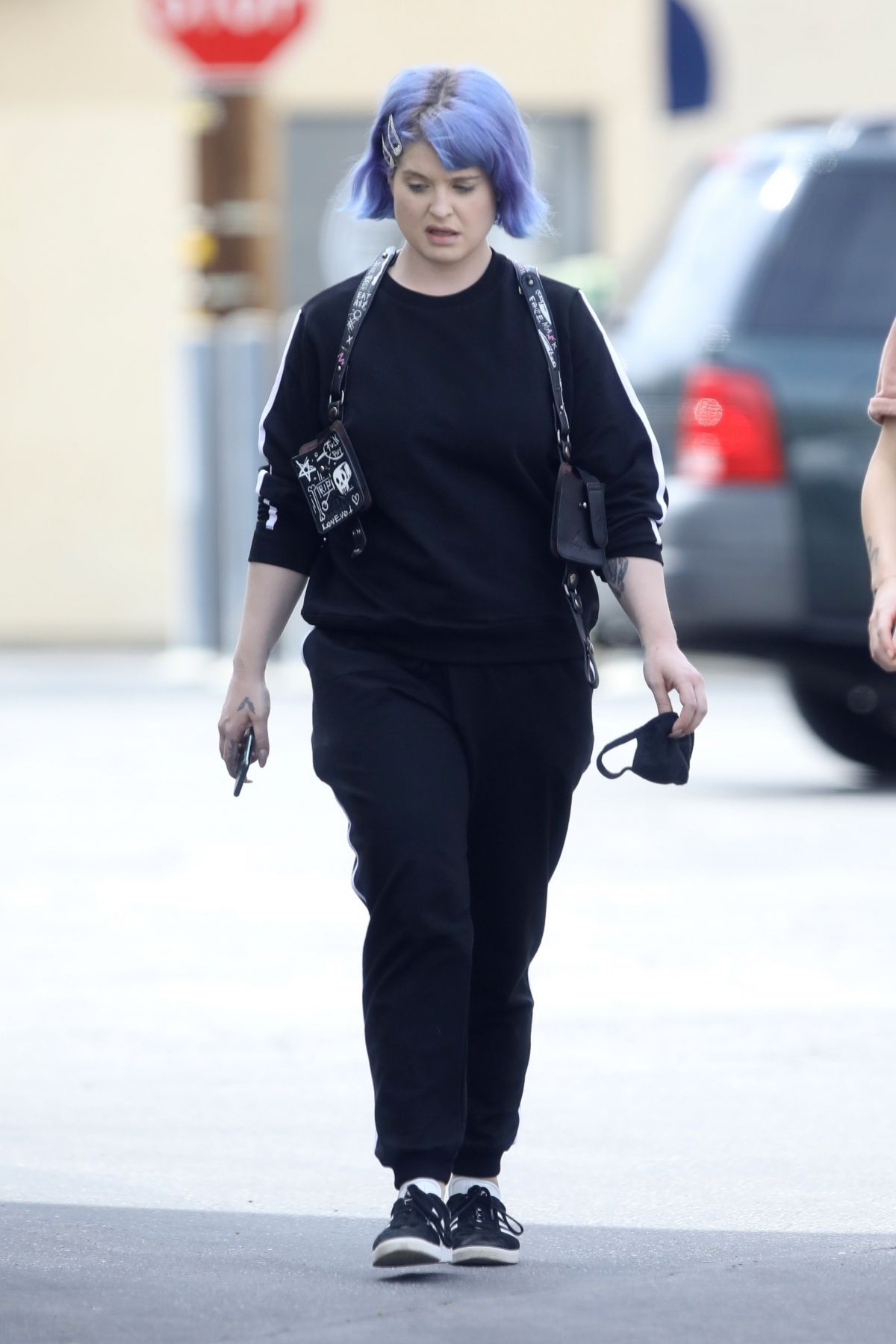 KELLY OSBOURNE Pick Up Take Out Lunch Out in Los Angeles 03/31/2020 ...