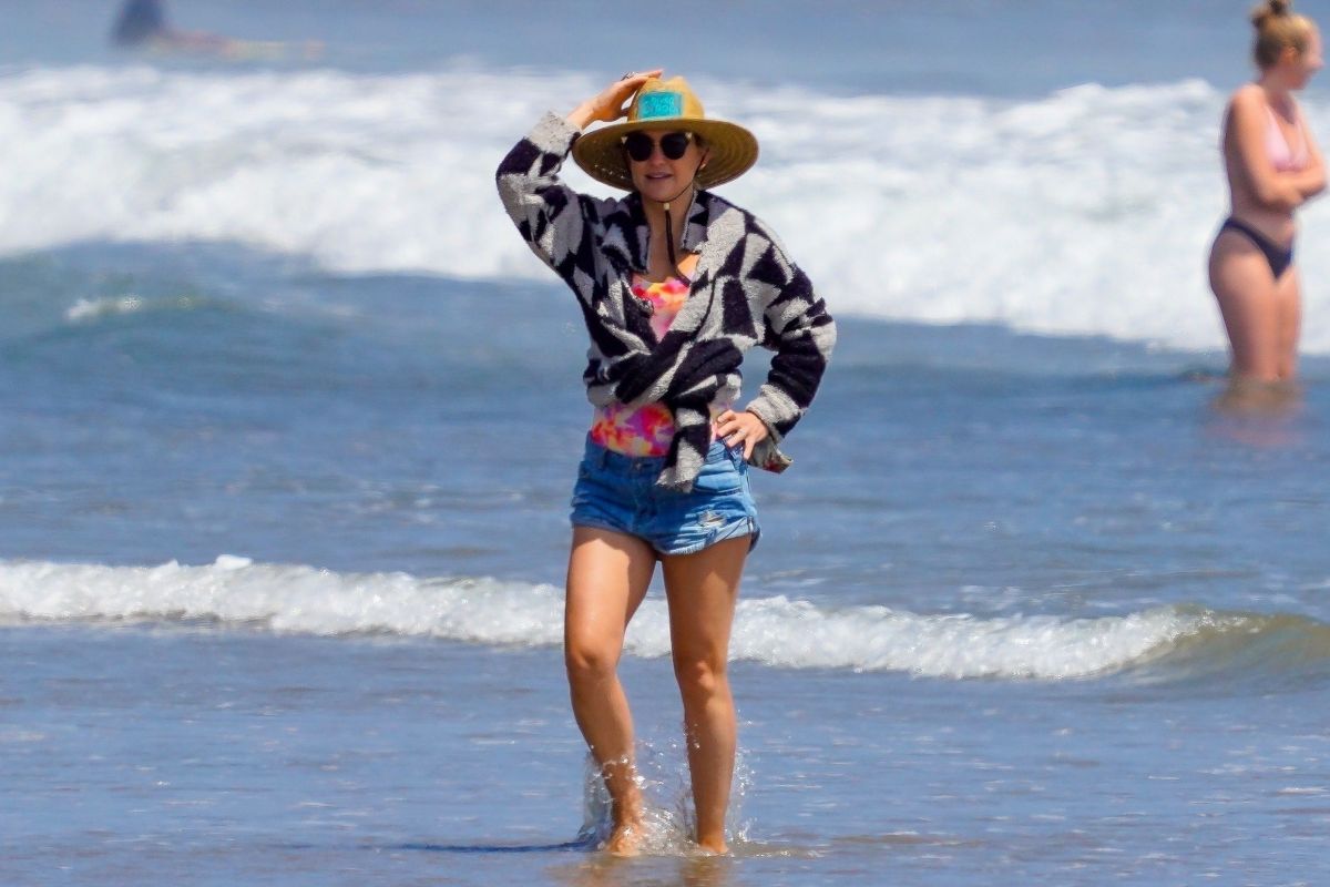 KATE HUDSON Out on the Beach in Malibu 06/26/2020 – HawtCelebs