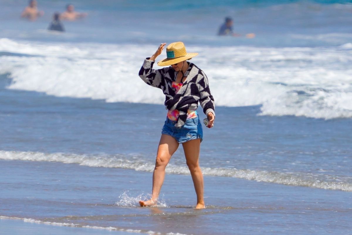 KATE HUDSON Out on the Beach in Malibu 06/26/2020 – HawtCelebs