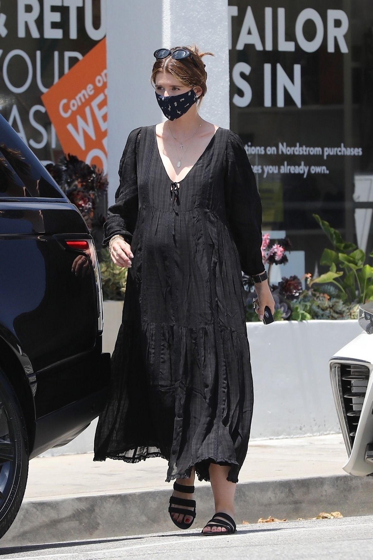 Pregnant KATHERINE SCHWARZENEGGER at Starbuck in los Angeles 06/22/2020 ...