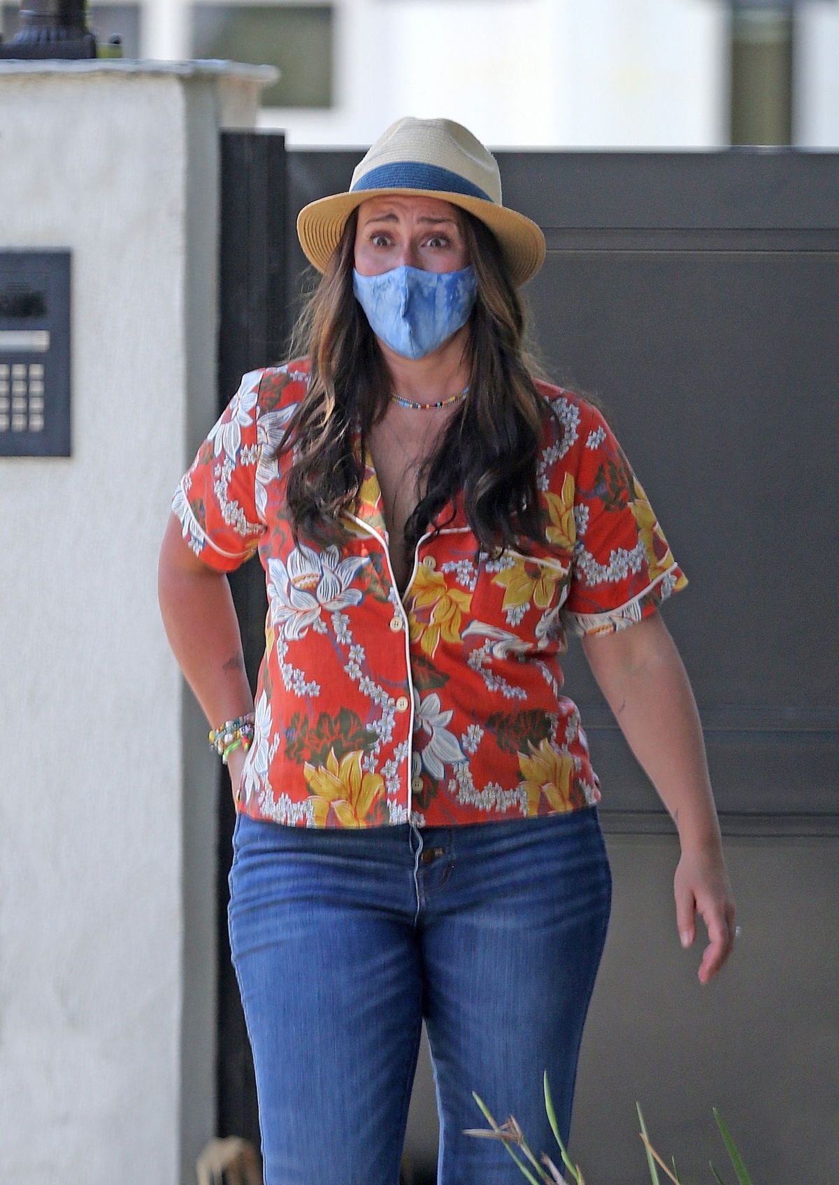 JENNIFER LOVE HEWITT at Ice Party in Her Front Yard in Pacific ...