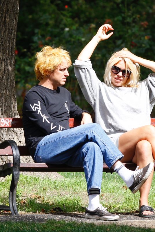 BILLIE PIPER and Johnny Lloyd at a Park in London 08/26/2020 – HawtCelebs