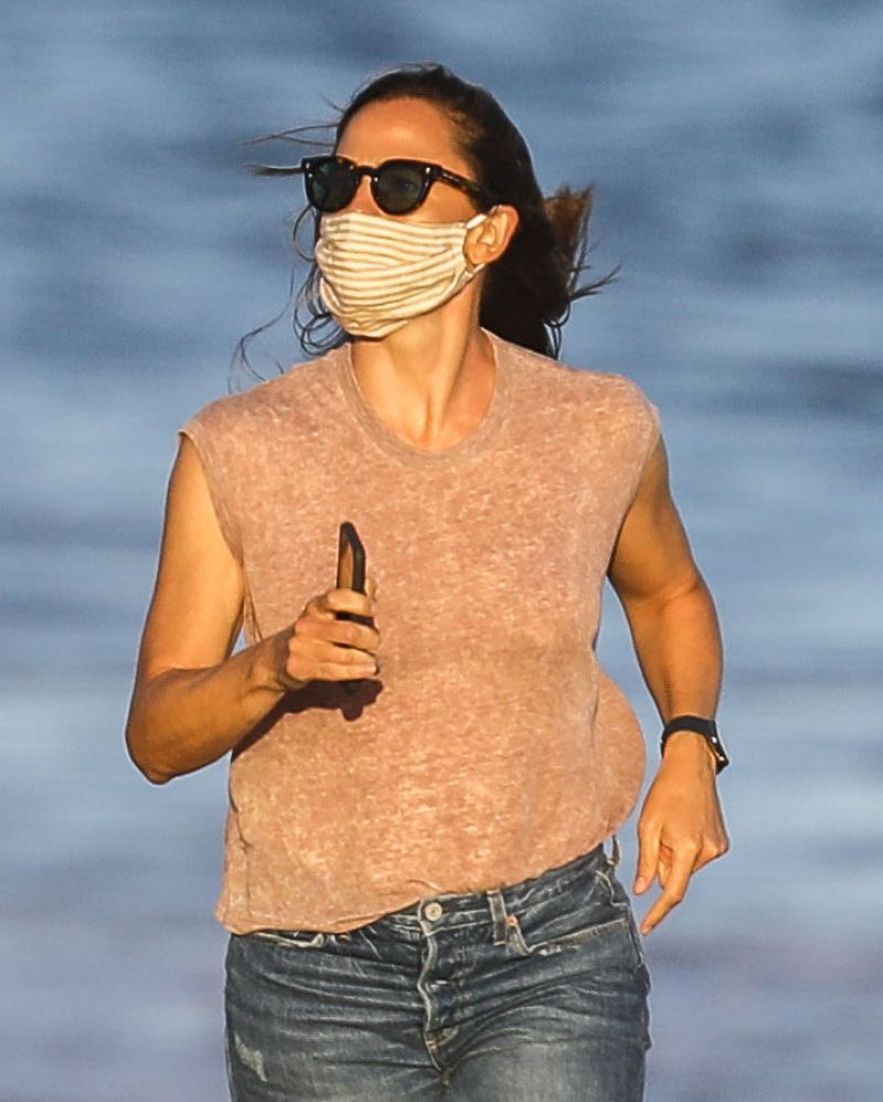 JENNIFER GARNER Out Walking on the Beach in Malbiu 08/06/2020 – HawtCelebs