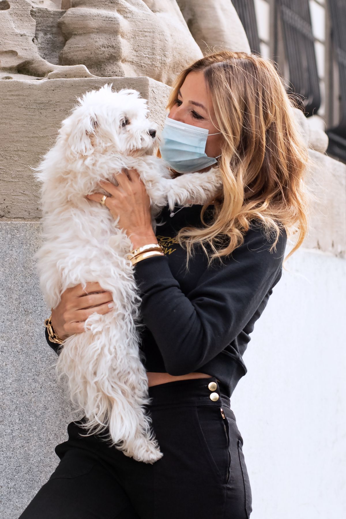 KELLY BENSIMON Out with Her Dog Fluffy in New York 09/13/2020 – HawtCelebs