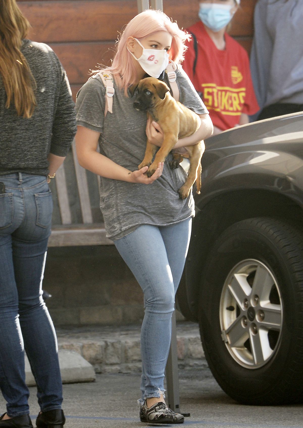 ARIEL WINTER with her Dog at Sherman Oaks Animal Hospital in Los ...