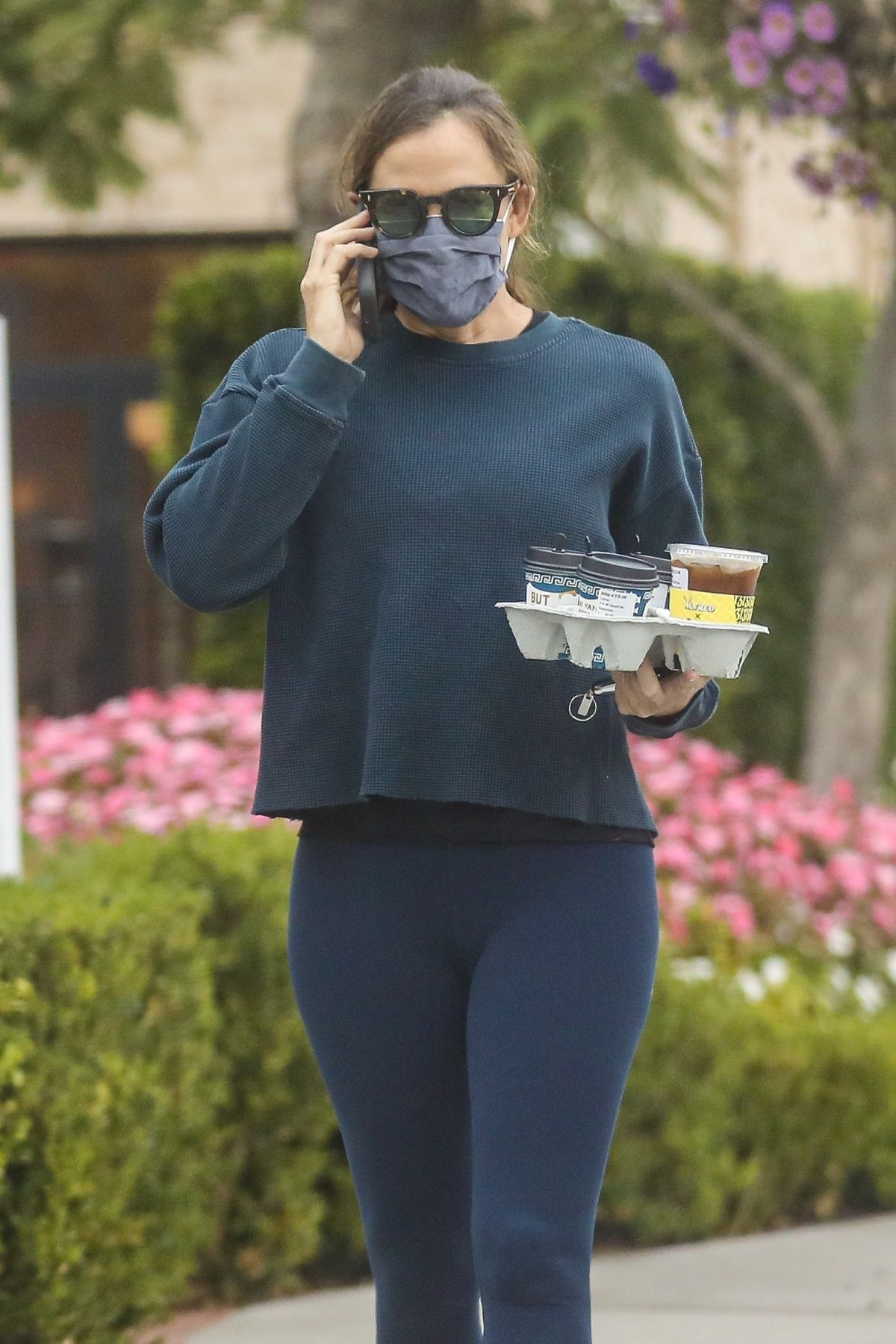 JENNIFER GARNER Leaves Alfred Caffee in Pacific Palisades 10/06/2020 ...