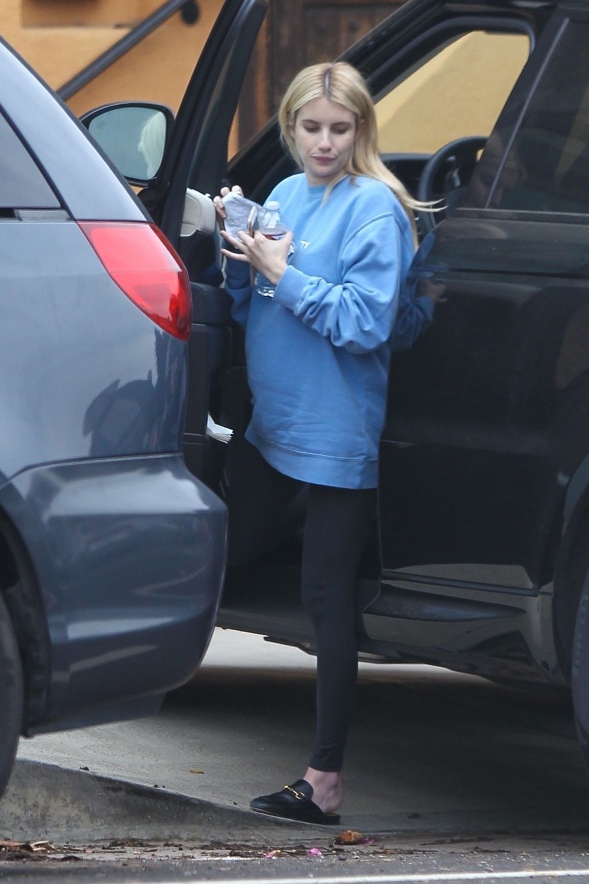 Pregnant EMMA ROBERTS Arrives at Her Home in Los Feliz 10/22/2020 ...
