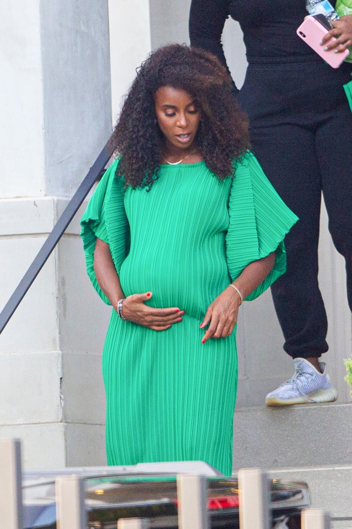 Pregnant KELLY ROWLAND Leaves Photoshoot in Brentwood 10/19/2020 ...