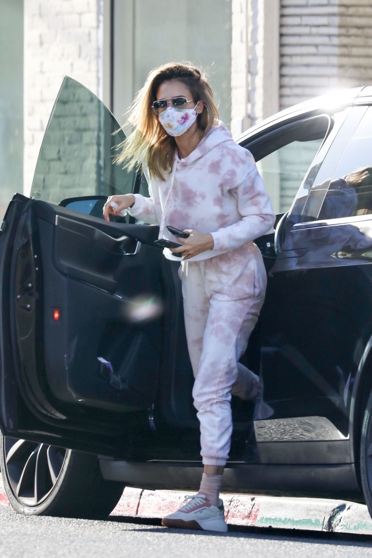 JESSICA ALBA Out for Food and Juice to go in Los Angeles 11/22/2020 ...