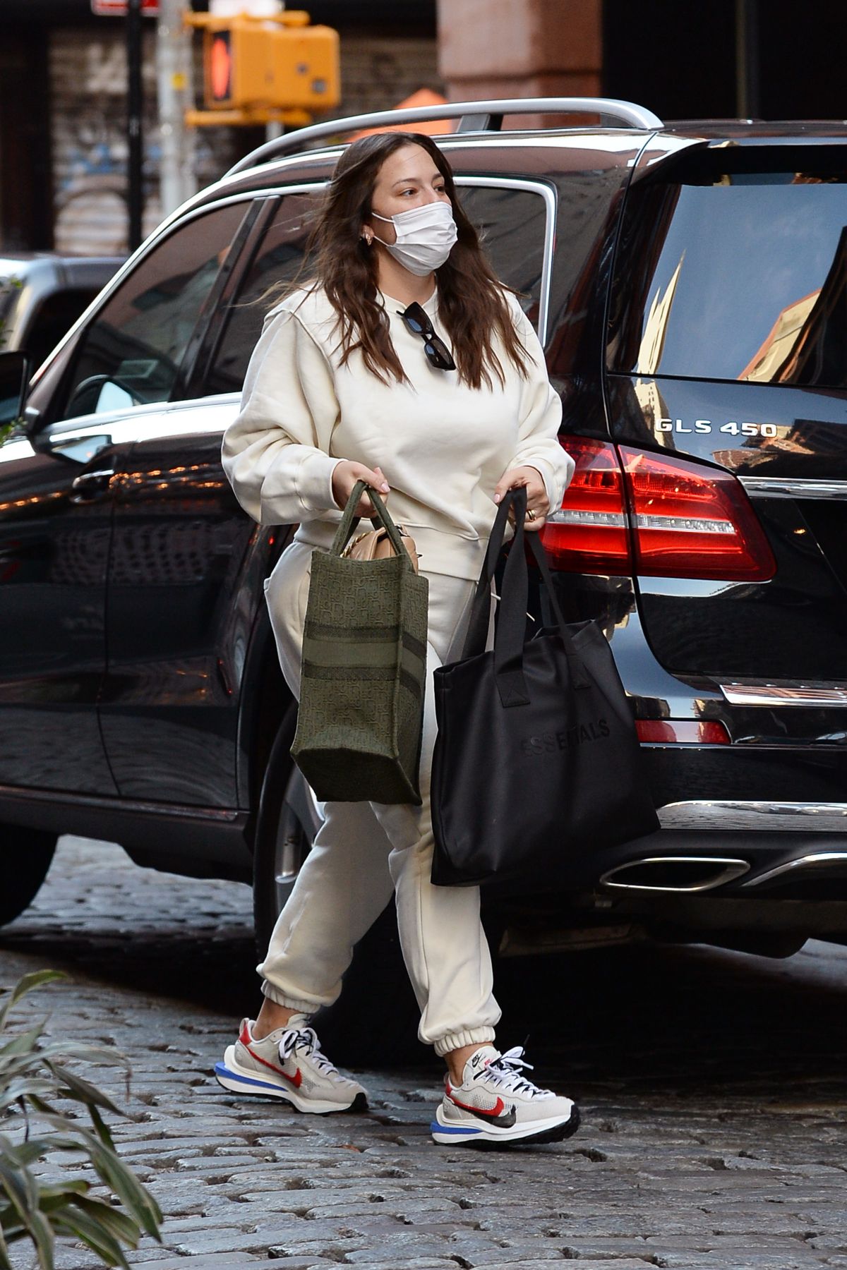 ASHLEY GRAHAM Arrives at Her Hotel in New York 12/18/2020 – HawtCelebs