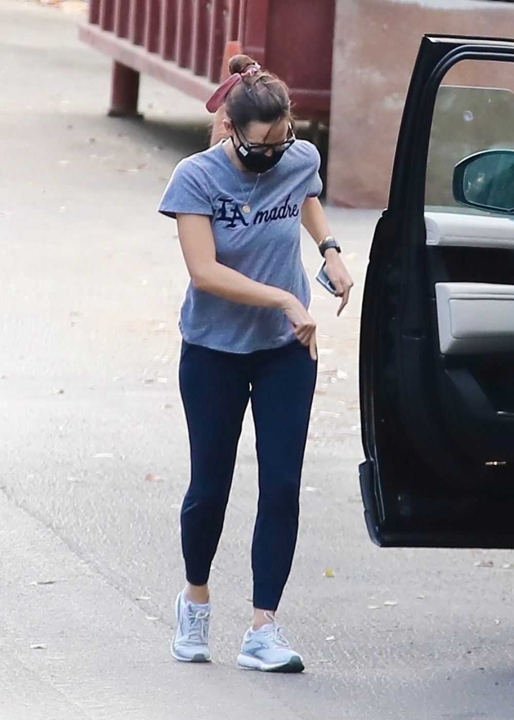 JENNIFER GARNER Out Dancing on the Street in Brentwood 01/22/2021 ...