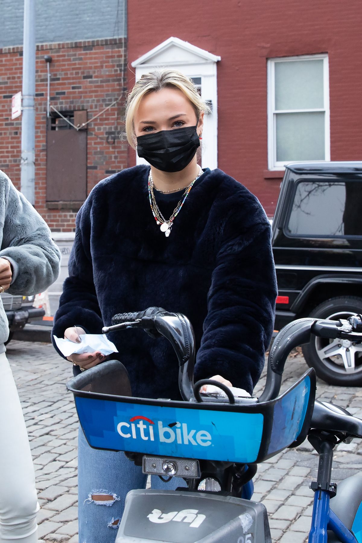 KELLY and TEDDY BENSIMON Rides Citibikes in New York 01/13/2021 ...