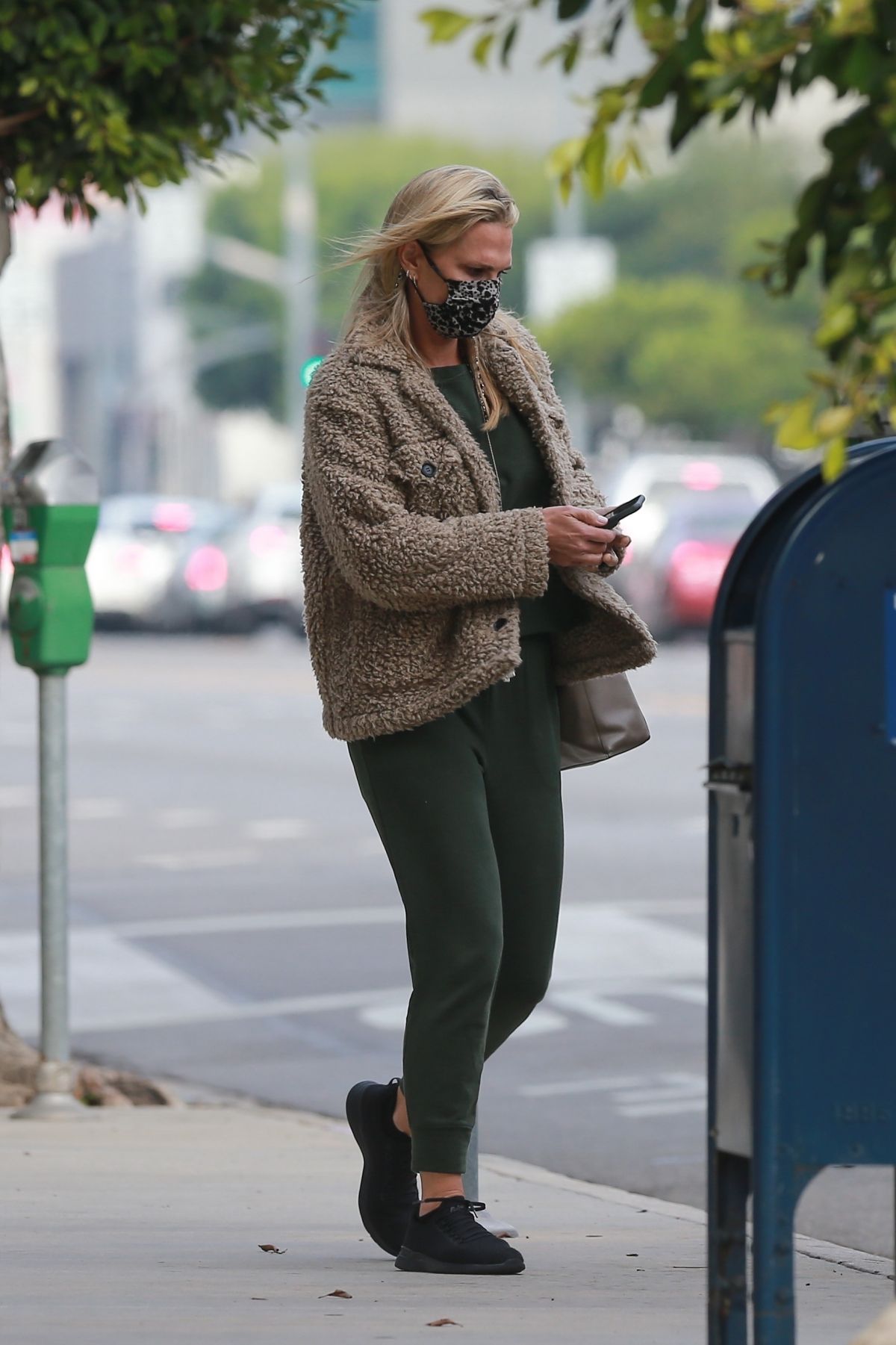 MOLLY SIMS Waring a Face Mask Out in Santa Monica 01/05/2021 – HawtCelebs