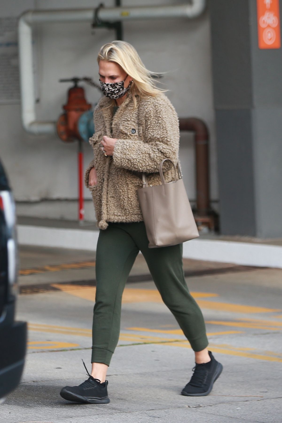 MOLLY SIMS Waring a Face Mask Out in Santa Monica 01/05/2021 – HawtCelebs
