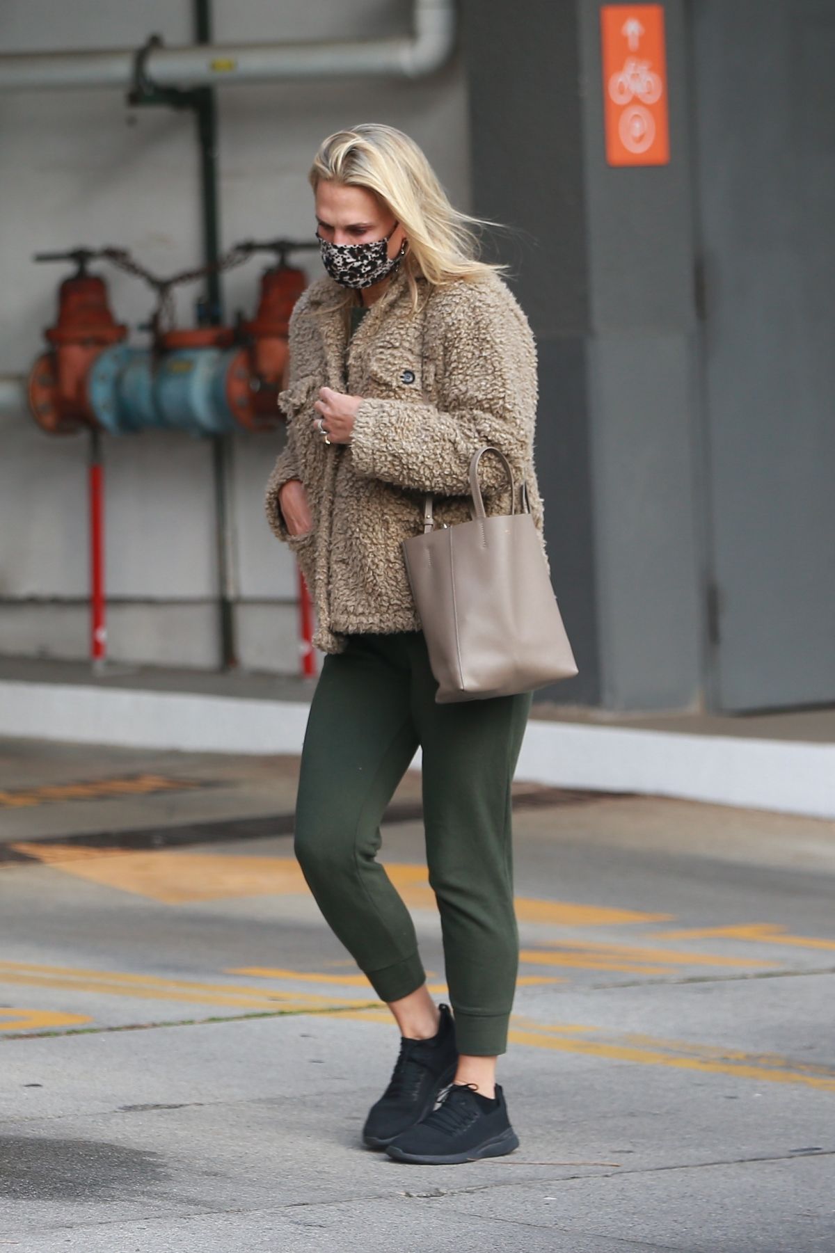 MOLLY SIMS Waring a Face Mask Out in Santa Monica 01/05/2021 – HawtCelebs