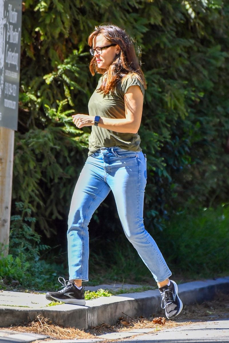 JENNIFER GARNER in Denim Out in Santa Monica 03/31/2021 – HawtCelebs