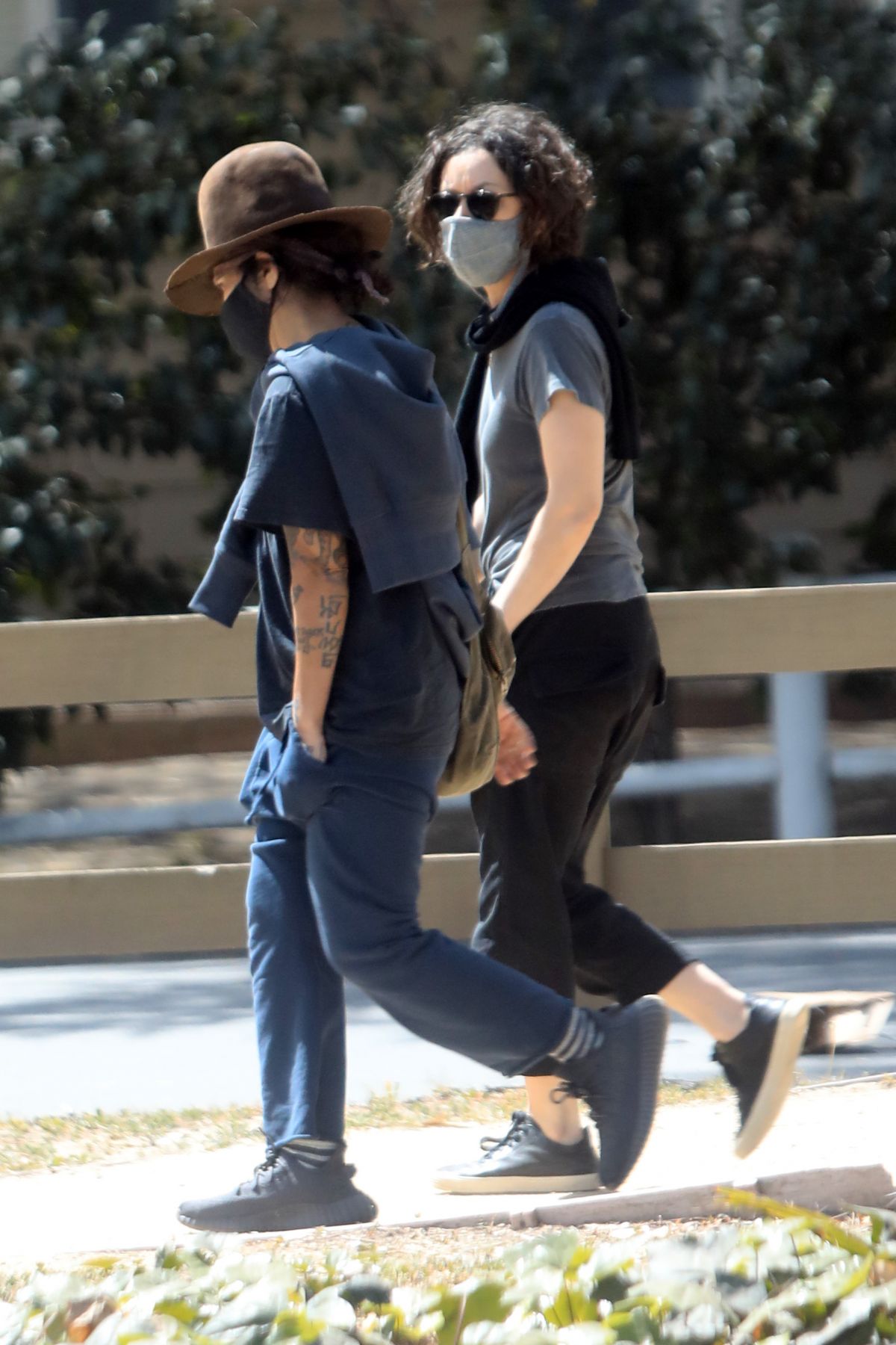 SARA GILBERT and LINDA PERRY Out in Los Angeles 04/15/2021 – HawtCelebs