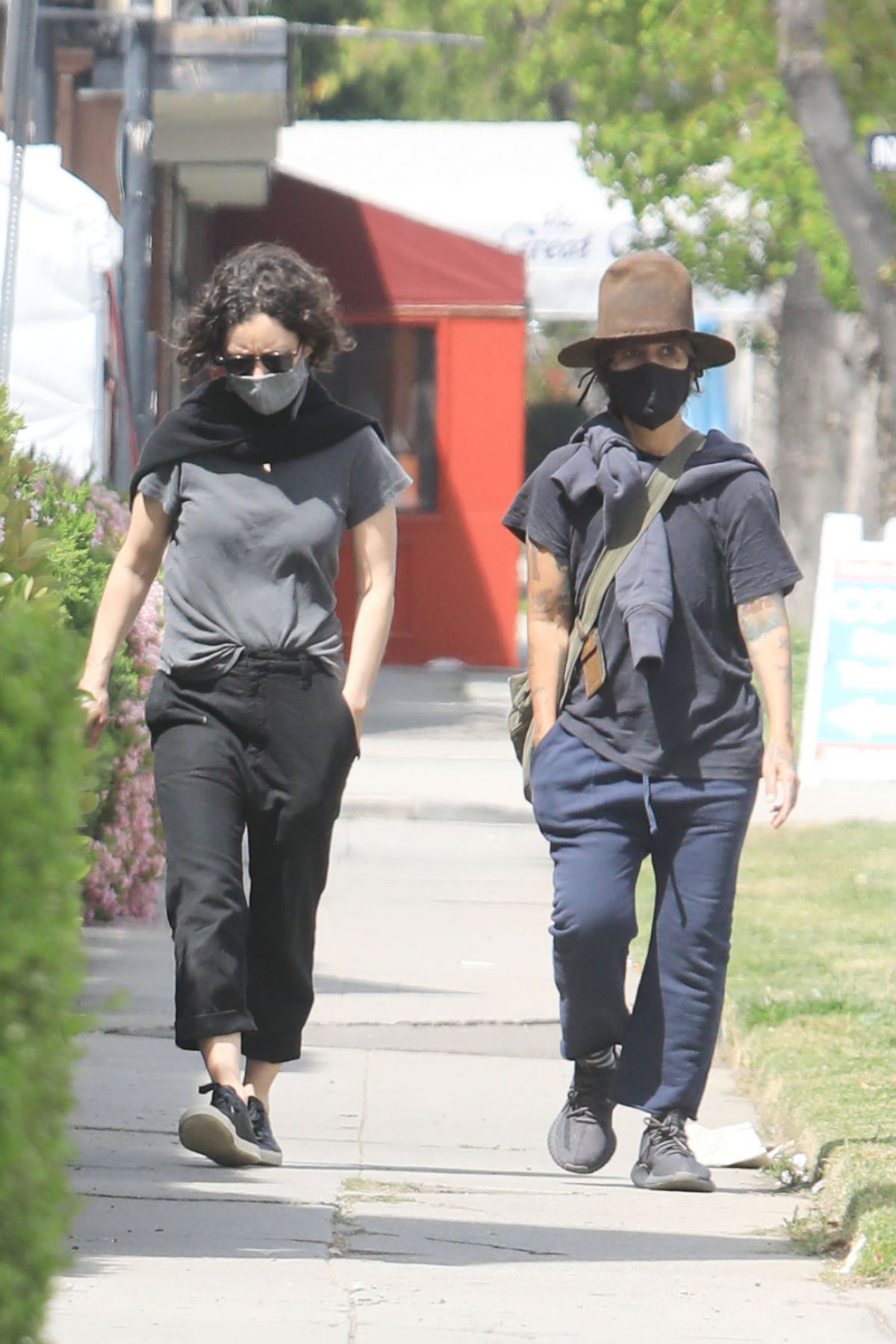 SARA GILBERT and LINDA PERRY Out in Los Angeles 04/15/2021 – HawtCelebs