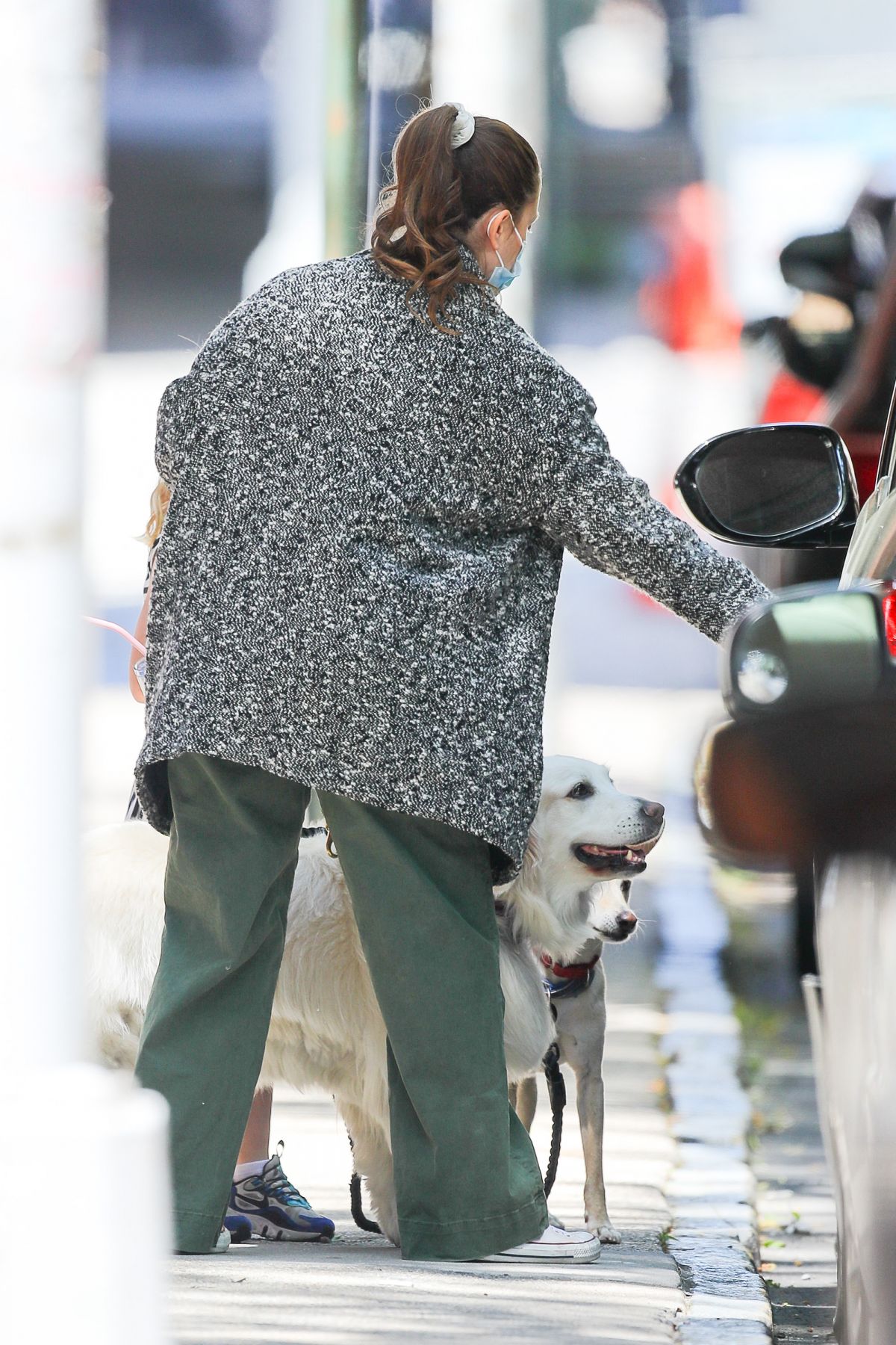 DREW BARRYMORE Out with Her Dog in New York 05/17/2021 – HawtCelebs