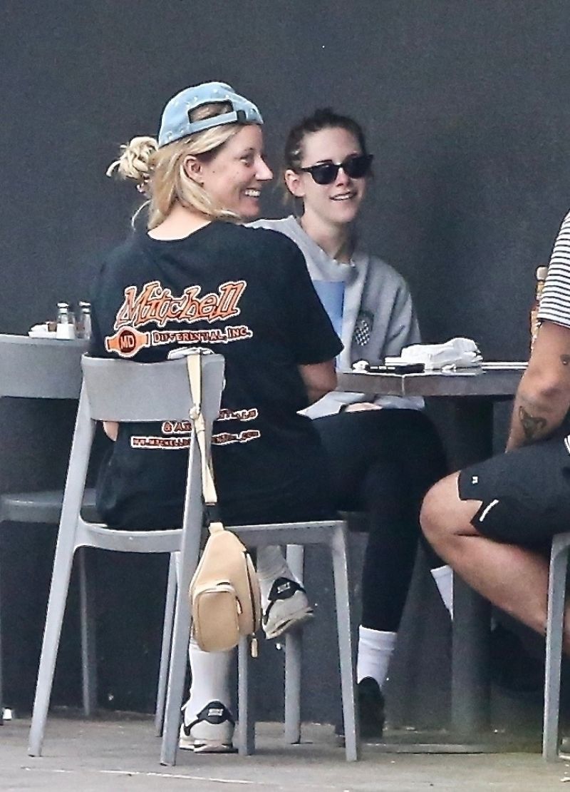 KRISTEN STEWART Out with Friends in Los Angeles 08/18/2021 – HawtCelebs