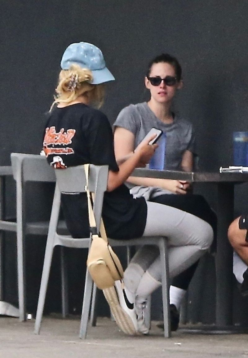 KRISTEN STEWART Out with Friends in Los Angeles 08/18/2021 – HawtCelebs
