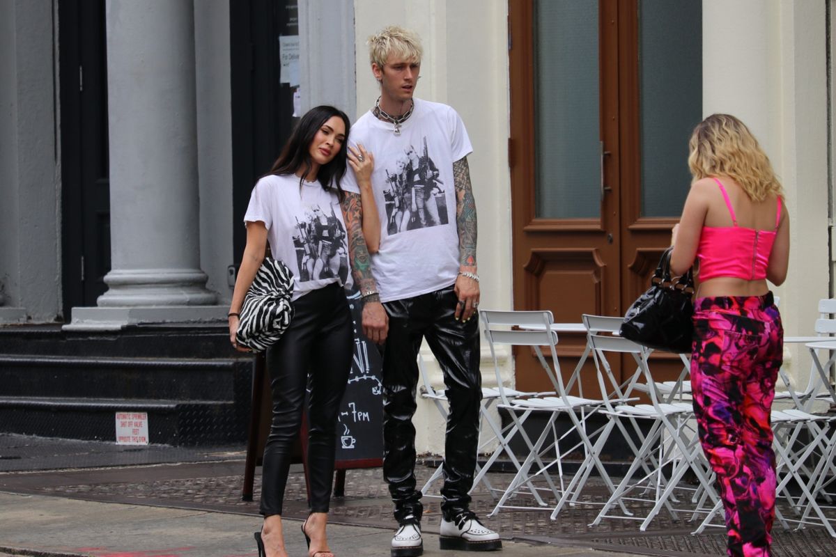 MEGAN FOX and Machine Gun Kelly Posing for a Photo in New York 09/08 ...