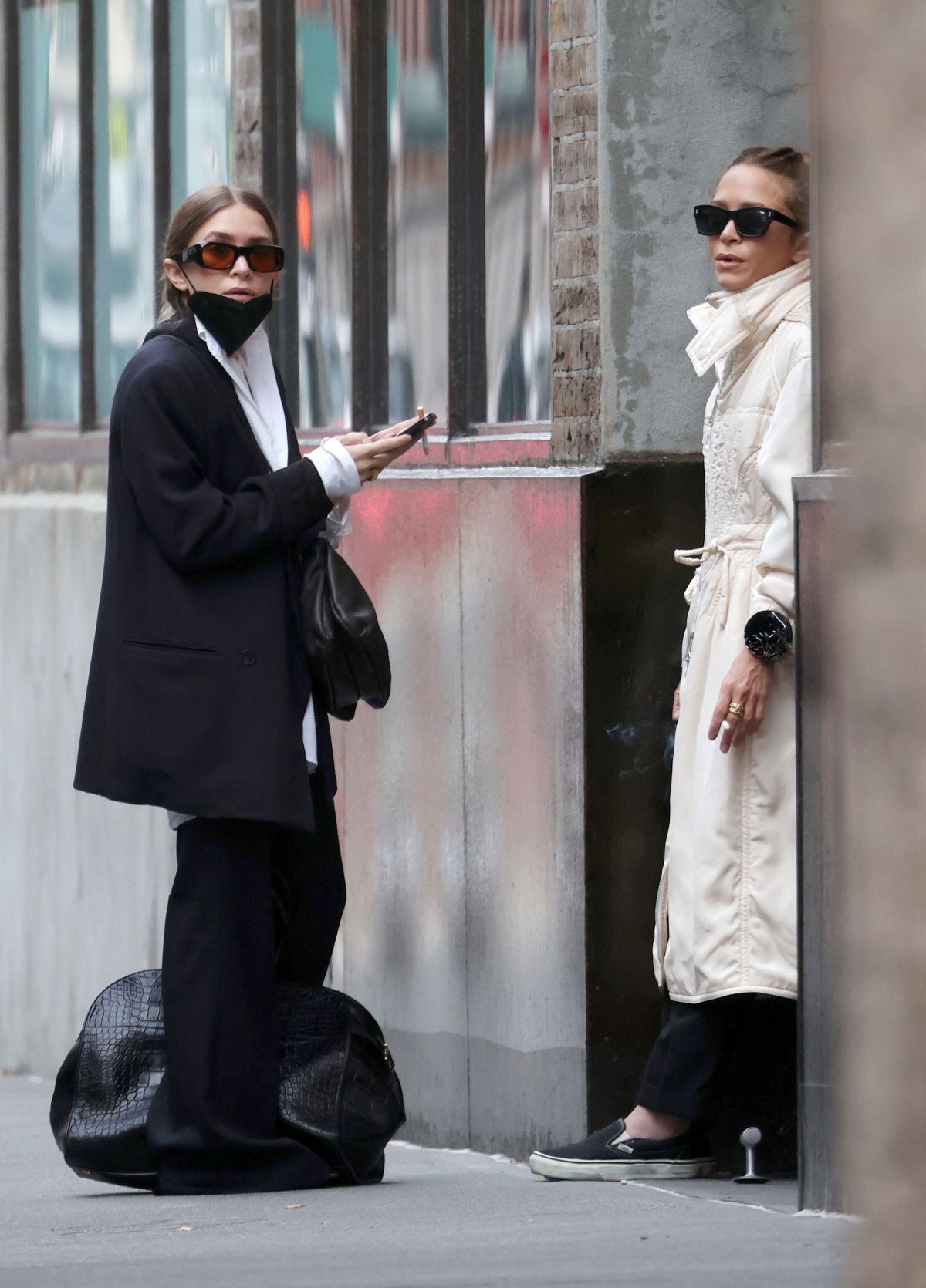 Mary Kate Olsen Does Smoke