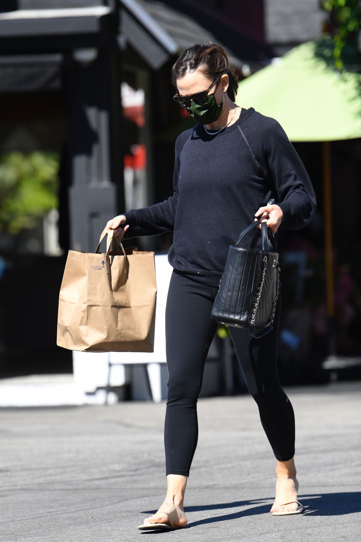 JENNIFER GARNER Getting a Mani-pedi at Country Mart 10/17/2021 – HawtCelebs
