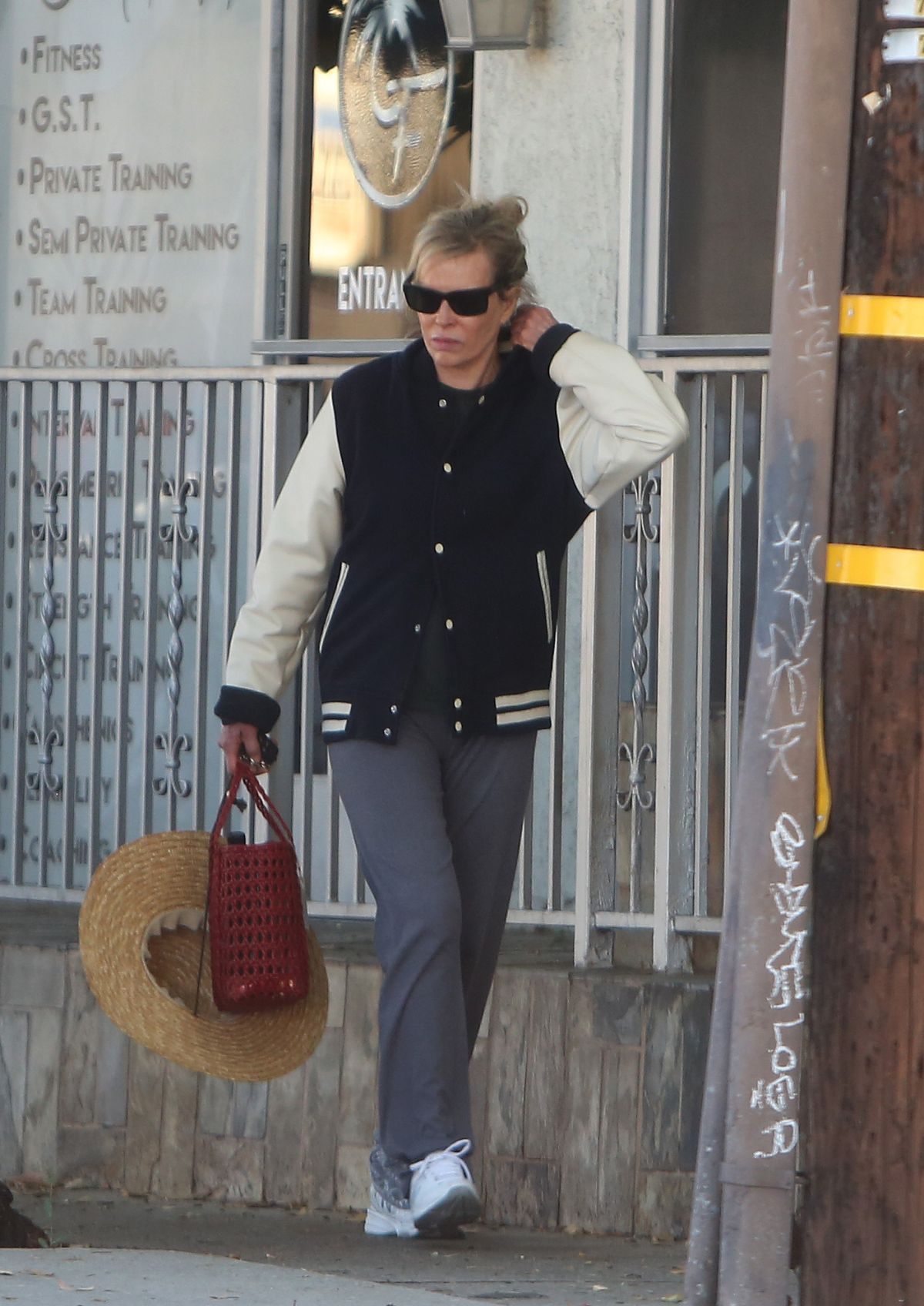 KIM BASINGER Leaves a Gym in Los Angeles 10/26/2021 – HawtCelebs