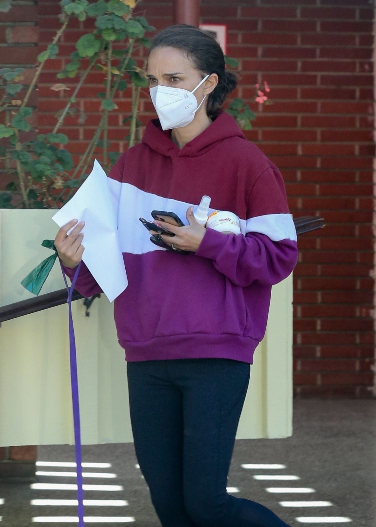 NATALIE PORTMAN Take Her Dog to Veterinarian in Los Feliz 10/22/2021 ...