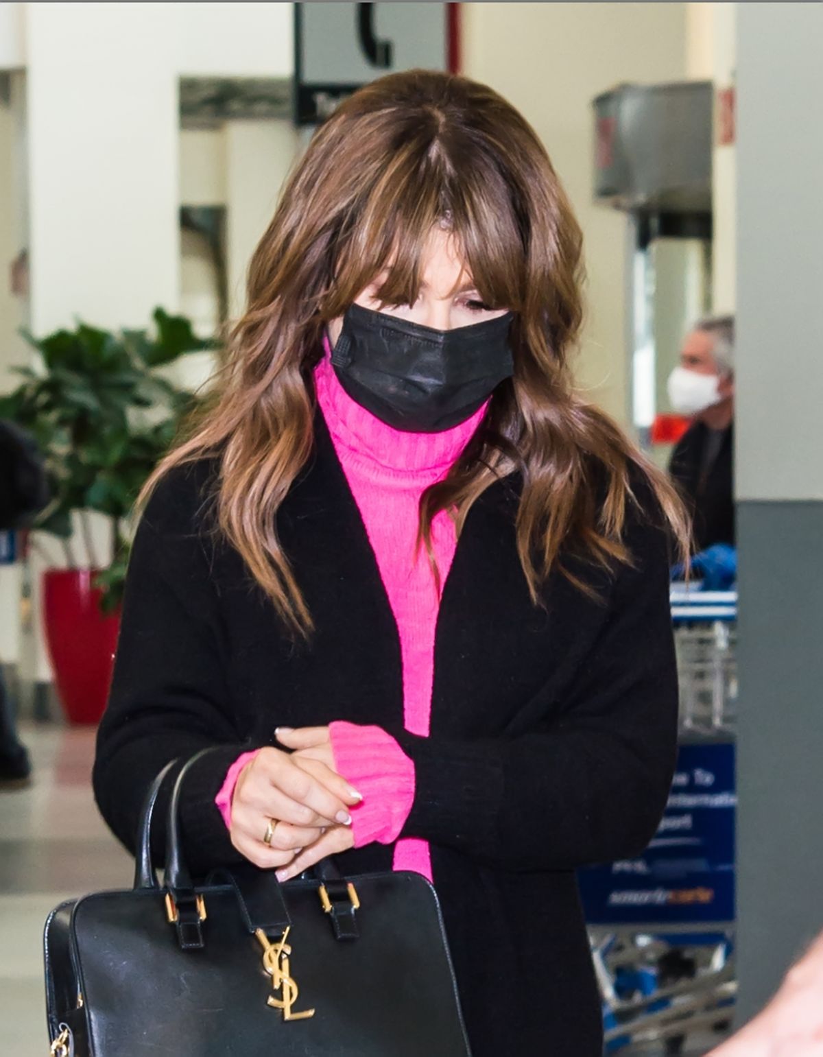 PAULA ABDUL at Philadelphia International Airport 10/25/2021 – HawtCelebs