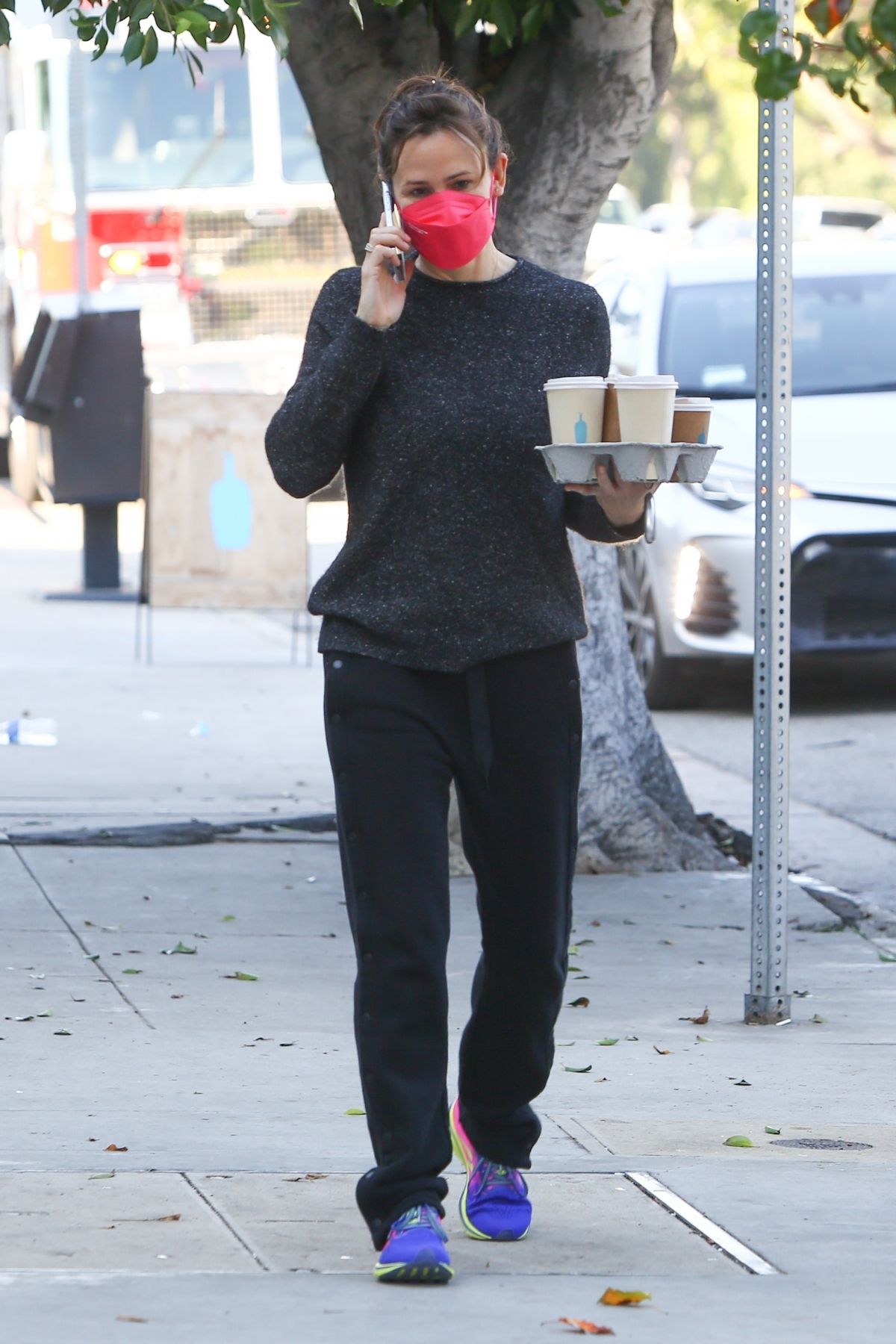 jennifer garner carries a few cups of coffee in Brentwood 12/20/2021 ...