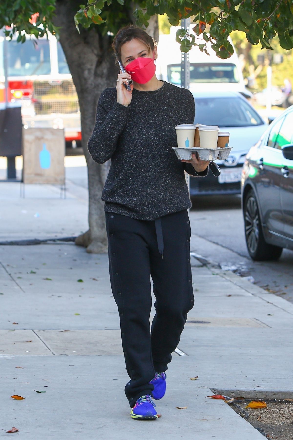 jennifer garner carries a few cups of coffee in Brentwood 12/20/2021 ...