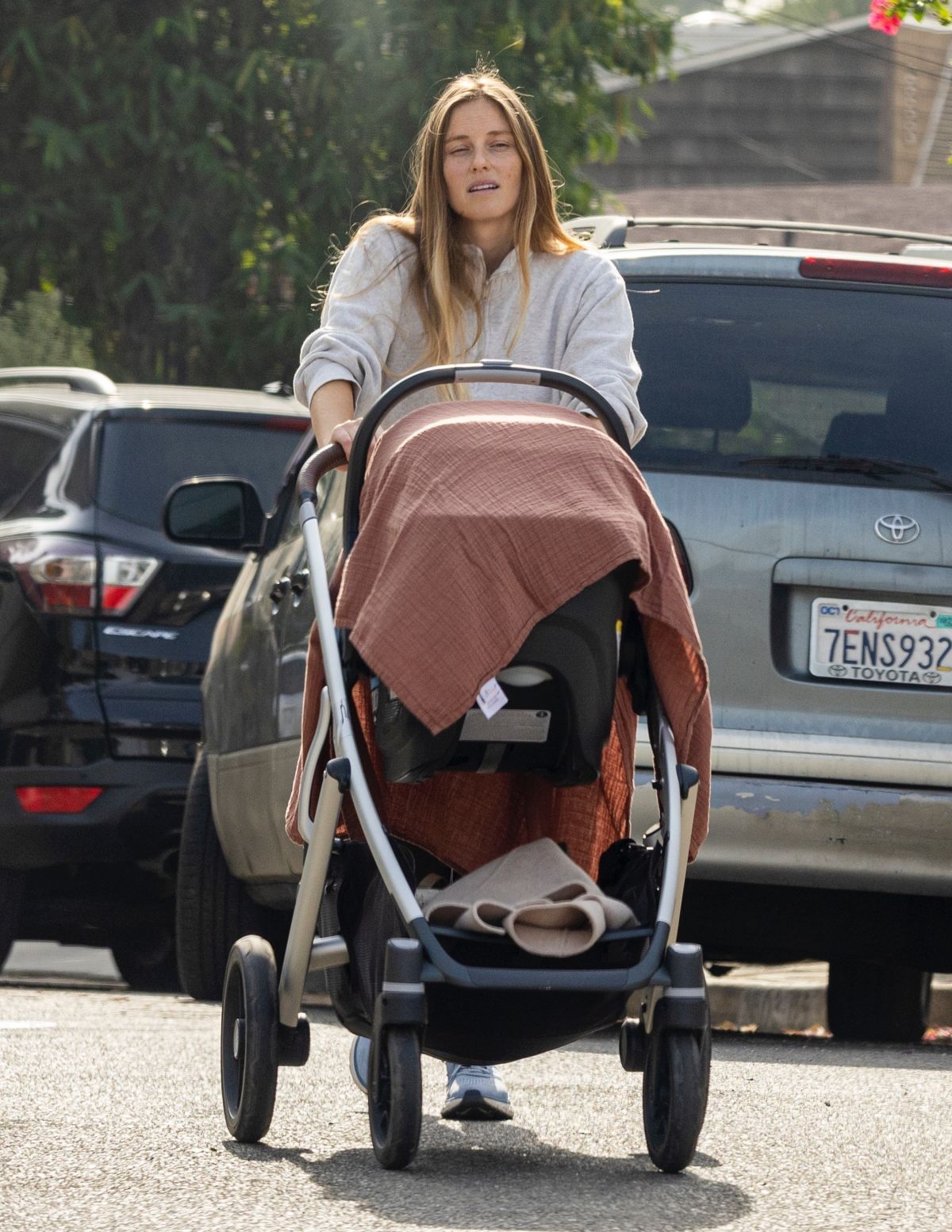 LINDSAY RAE Out with Her Baby in Silverlake 12/07/2021 – HawtCelebs