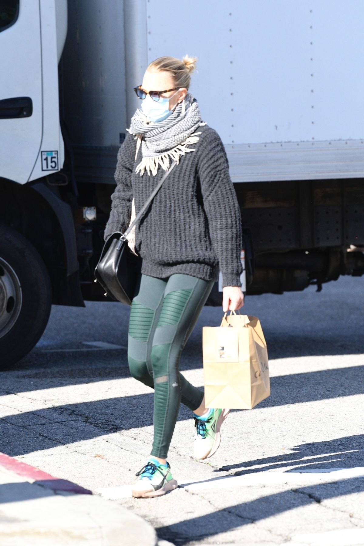 ROBIN WRIGHT Out Picks up Breakfast in Brentwood 12/26/2021 – HawtCelebs