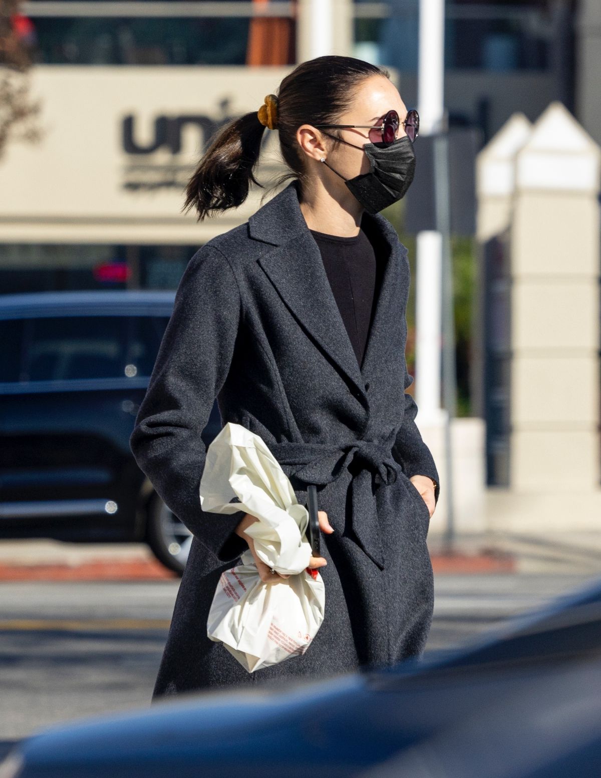 GAL GADOT Shopping at CVS in Studio City 01/06/2022 – HawtCelebs