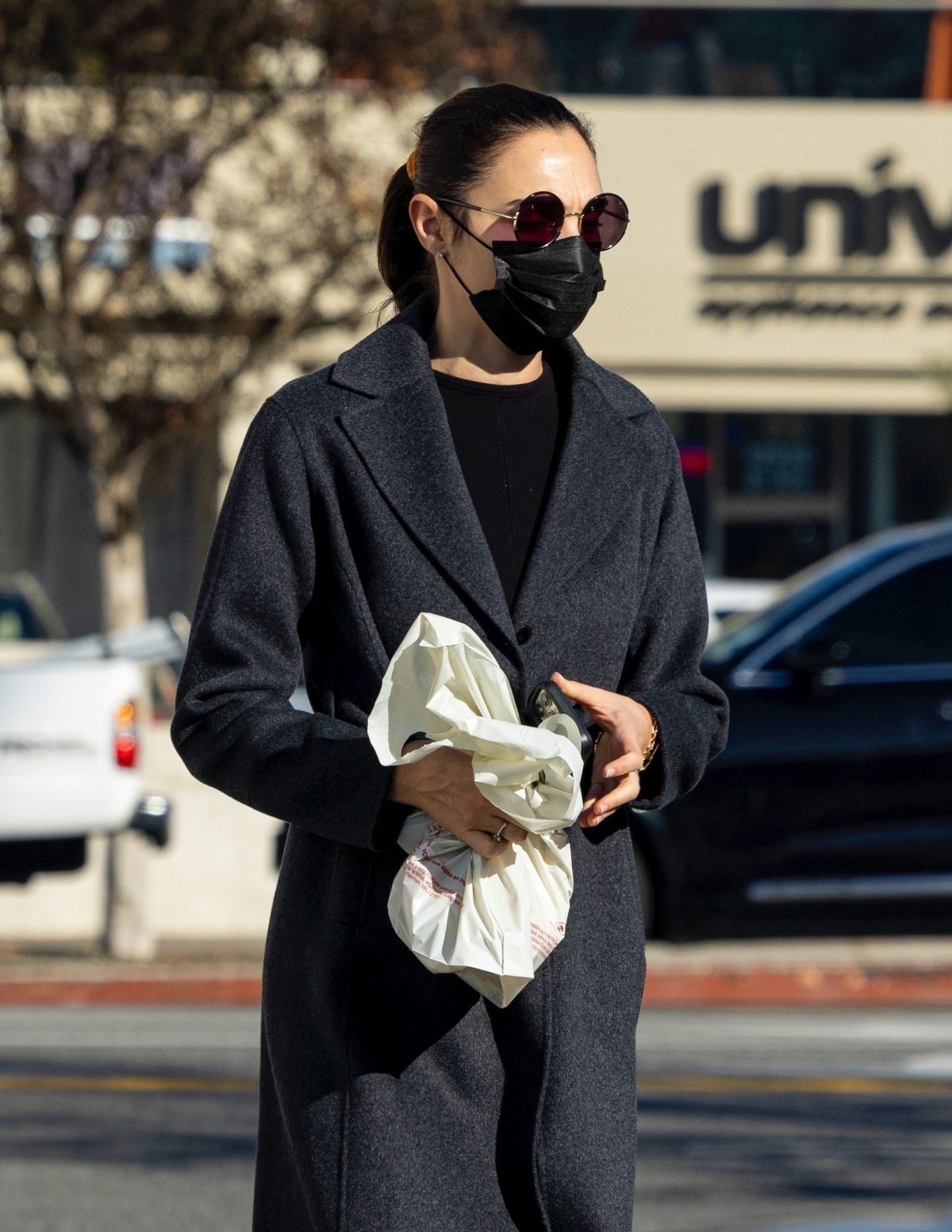GAL GADOT Shopping at CVS in Studio City 01/06/2022 – HawtCelebs